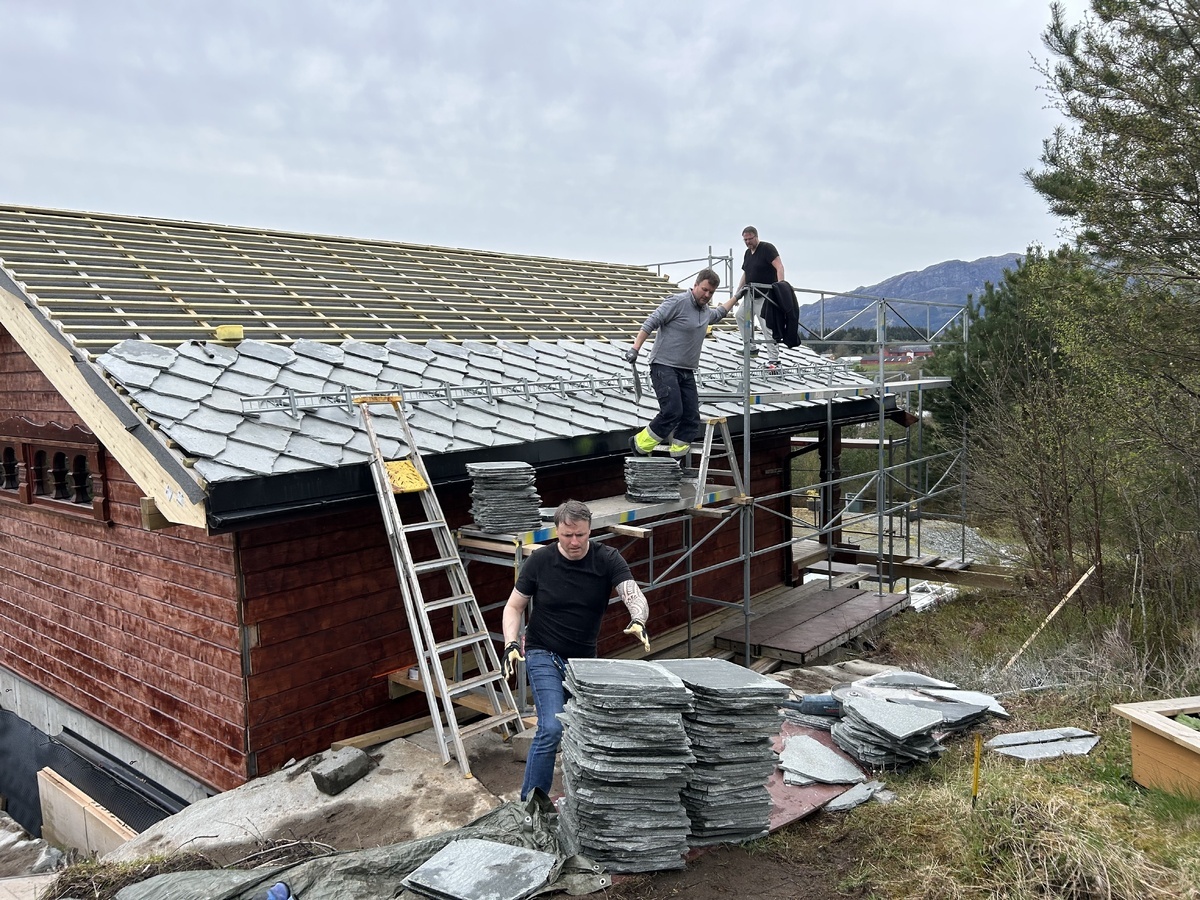 Terjes skifertak i Hellevik – lagt med norsk naturstein